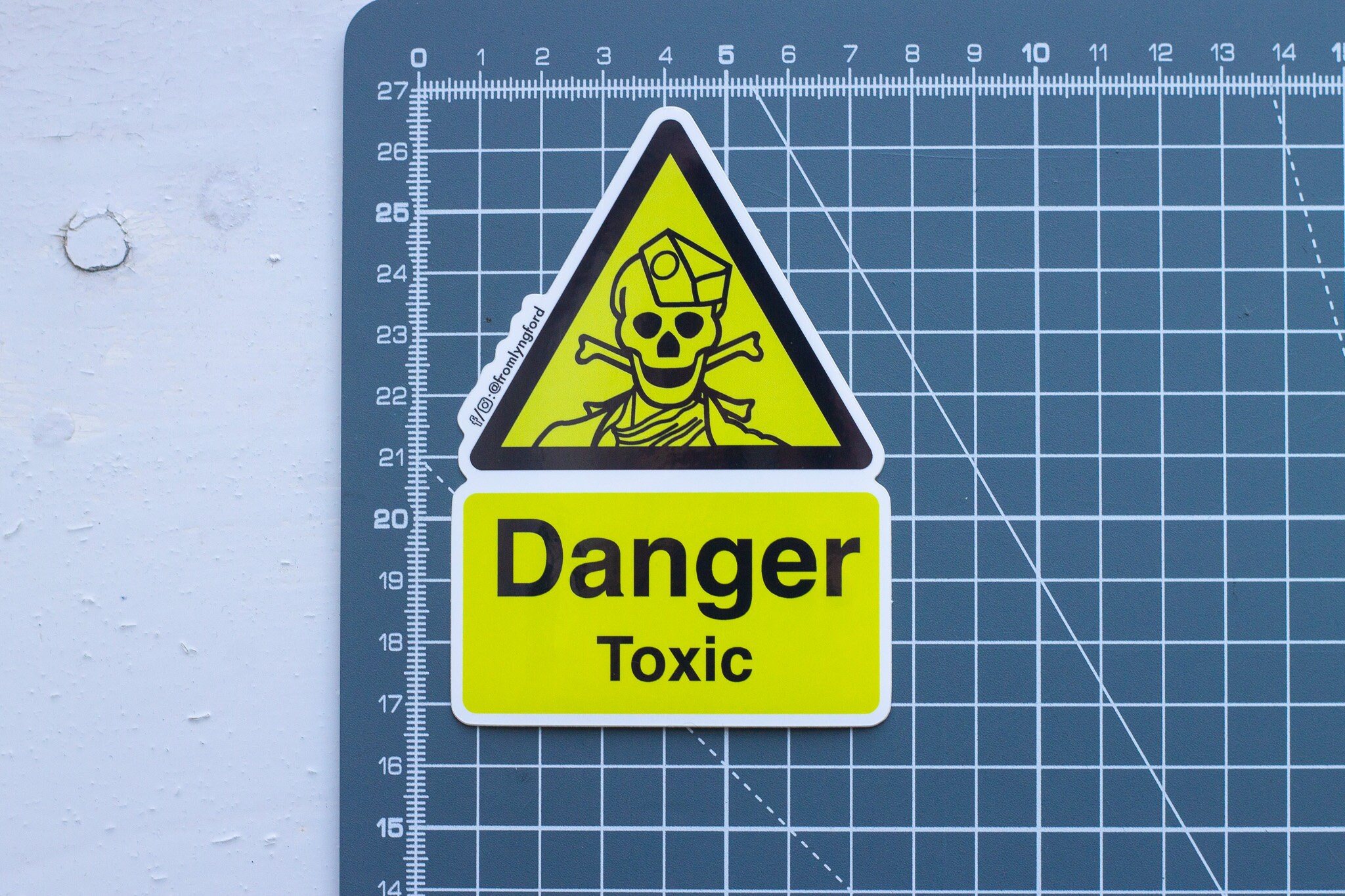 DANGER TOXIC Britney Spears Hazard Sign Vinyl Sticker die Cut approx. 7 ...