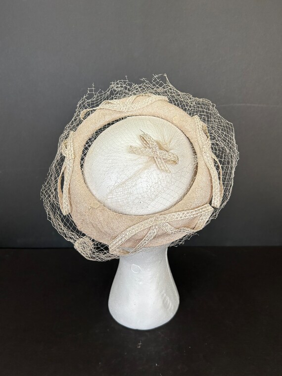 Halo Style 1950s Beige Silk and Netting Women's Vinta… - Gem