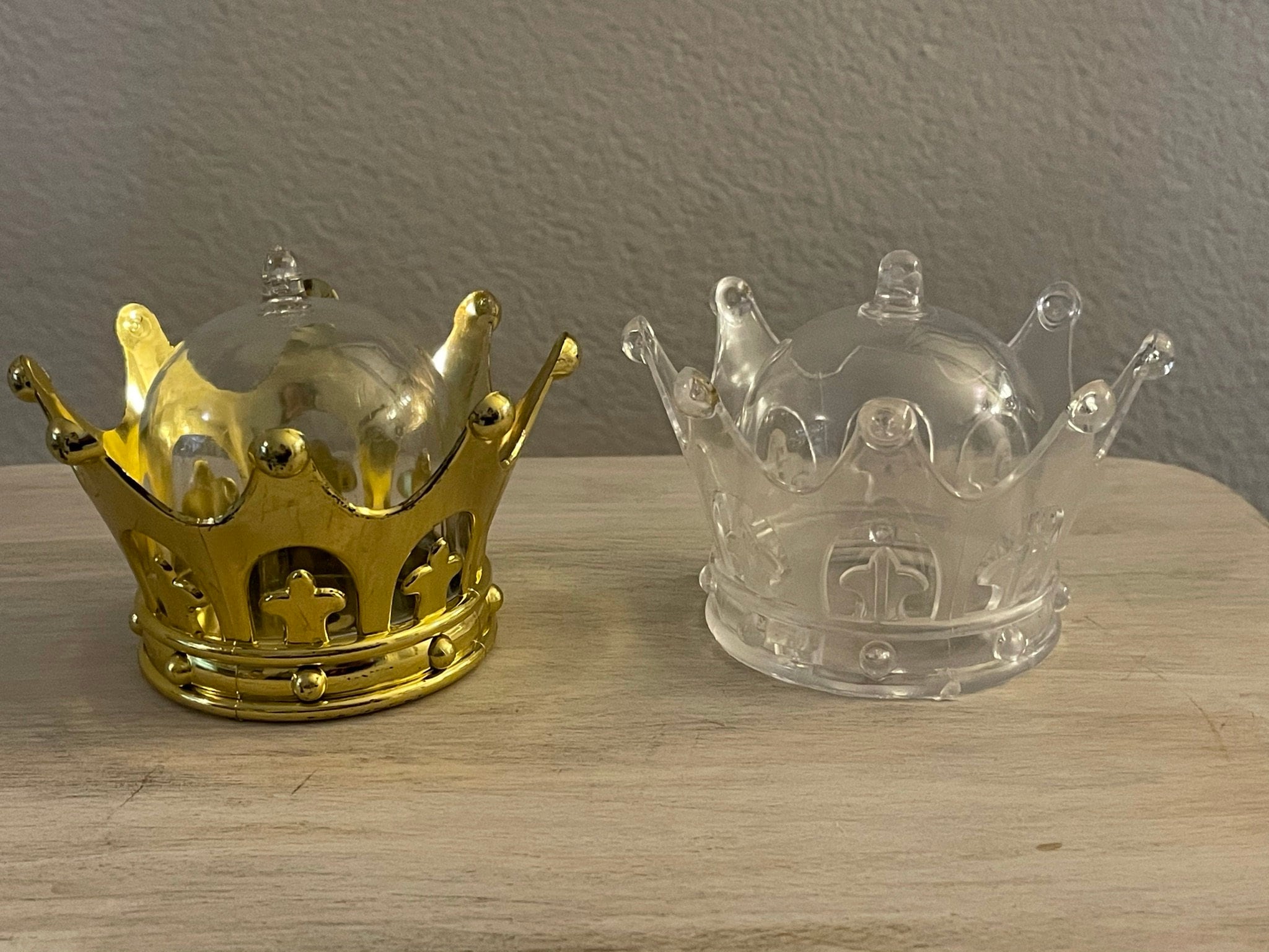 12 Plastic Mini Crown Table Decorations With Clear Dome Lids / Crown ...