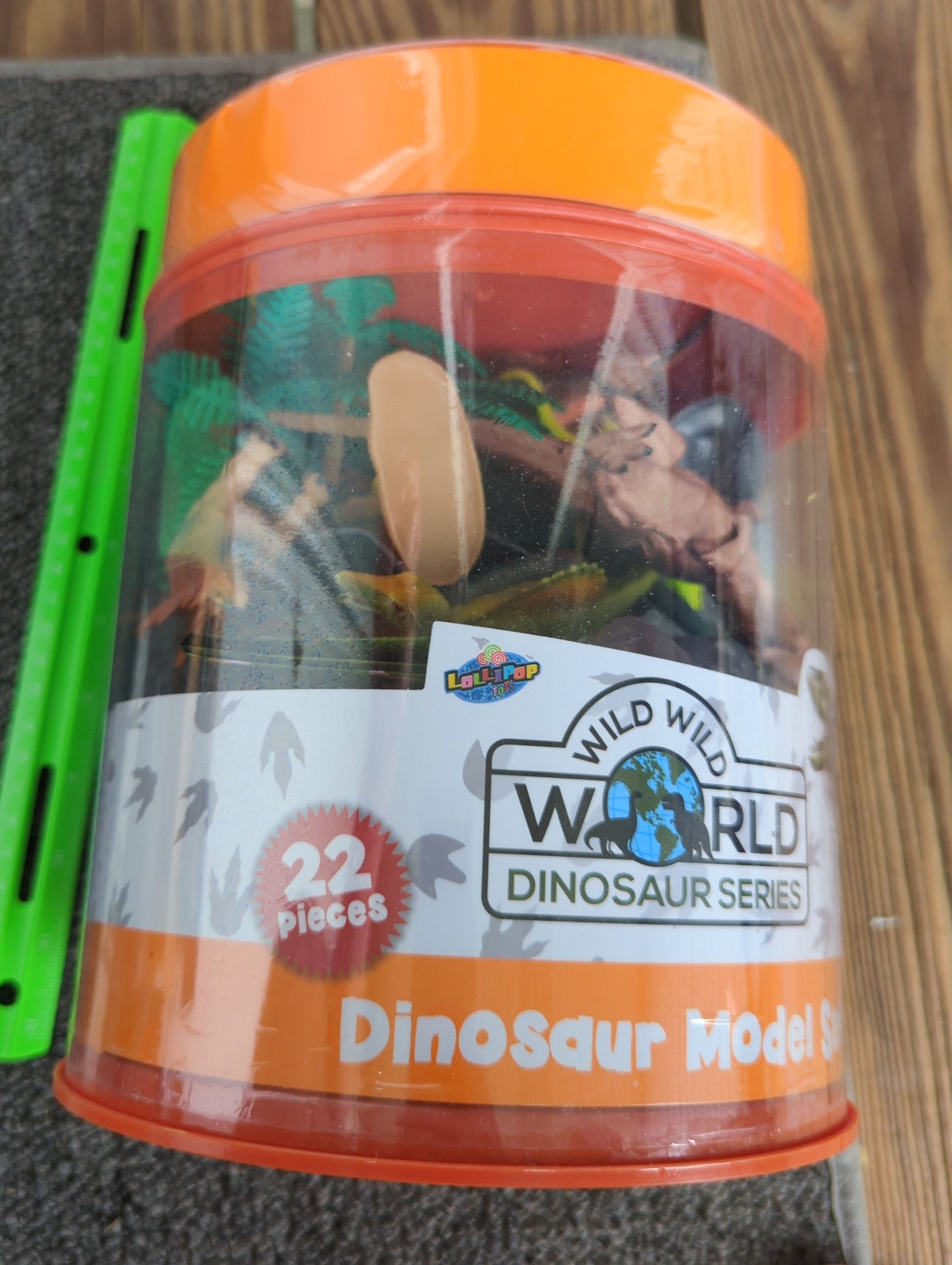 Jurassic Wild World Dinosaur Tub. 22 Pieces of Dinosaurs With Scenery ...