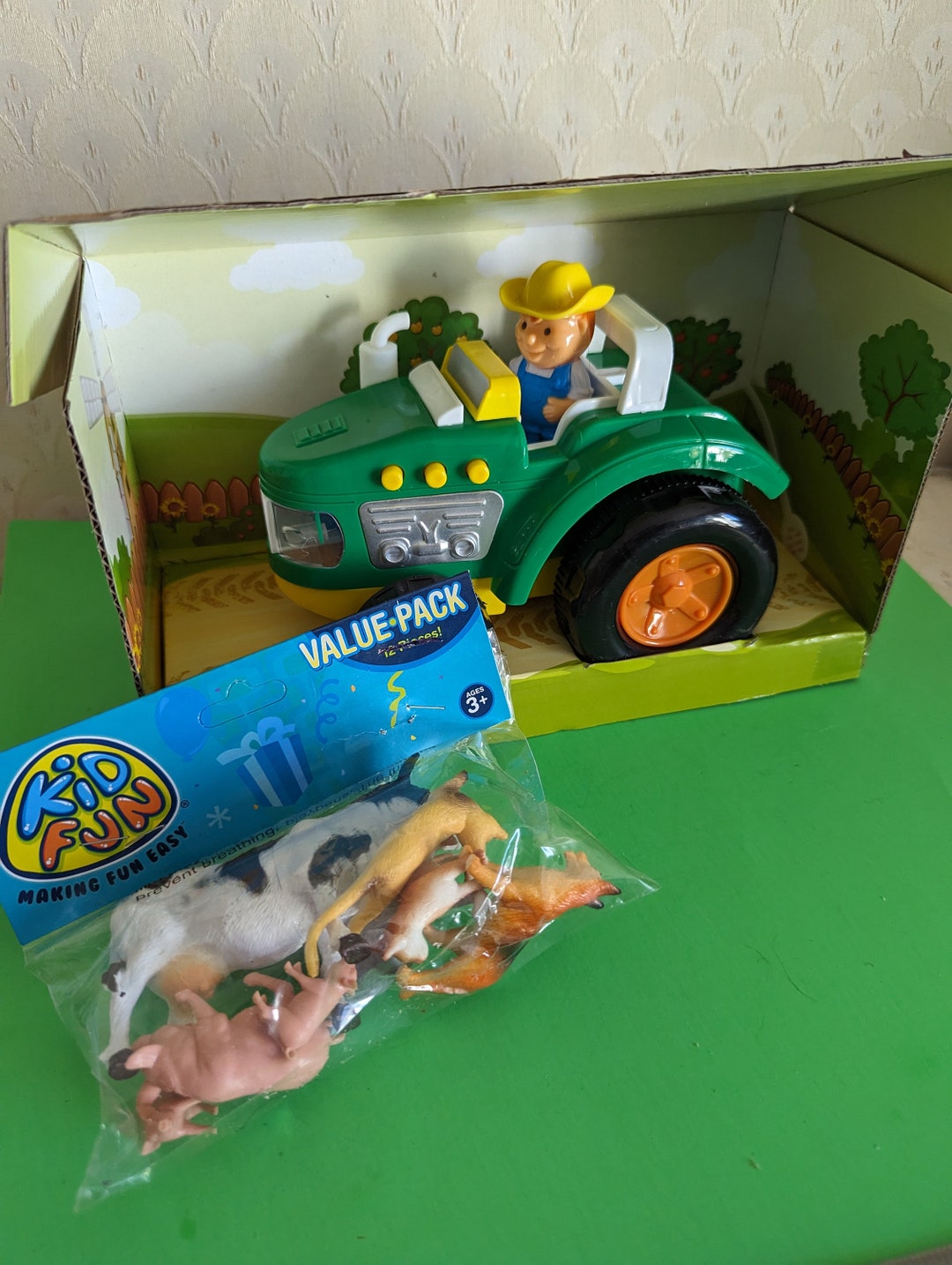 1/32 Lights and Sound Tractor , Farmer and Farm Animals. Ages 3 + Great ...