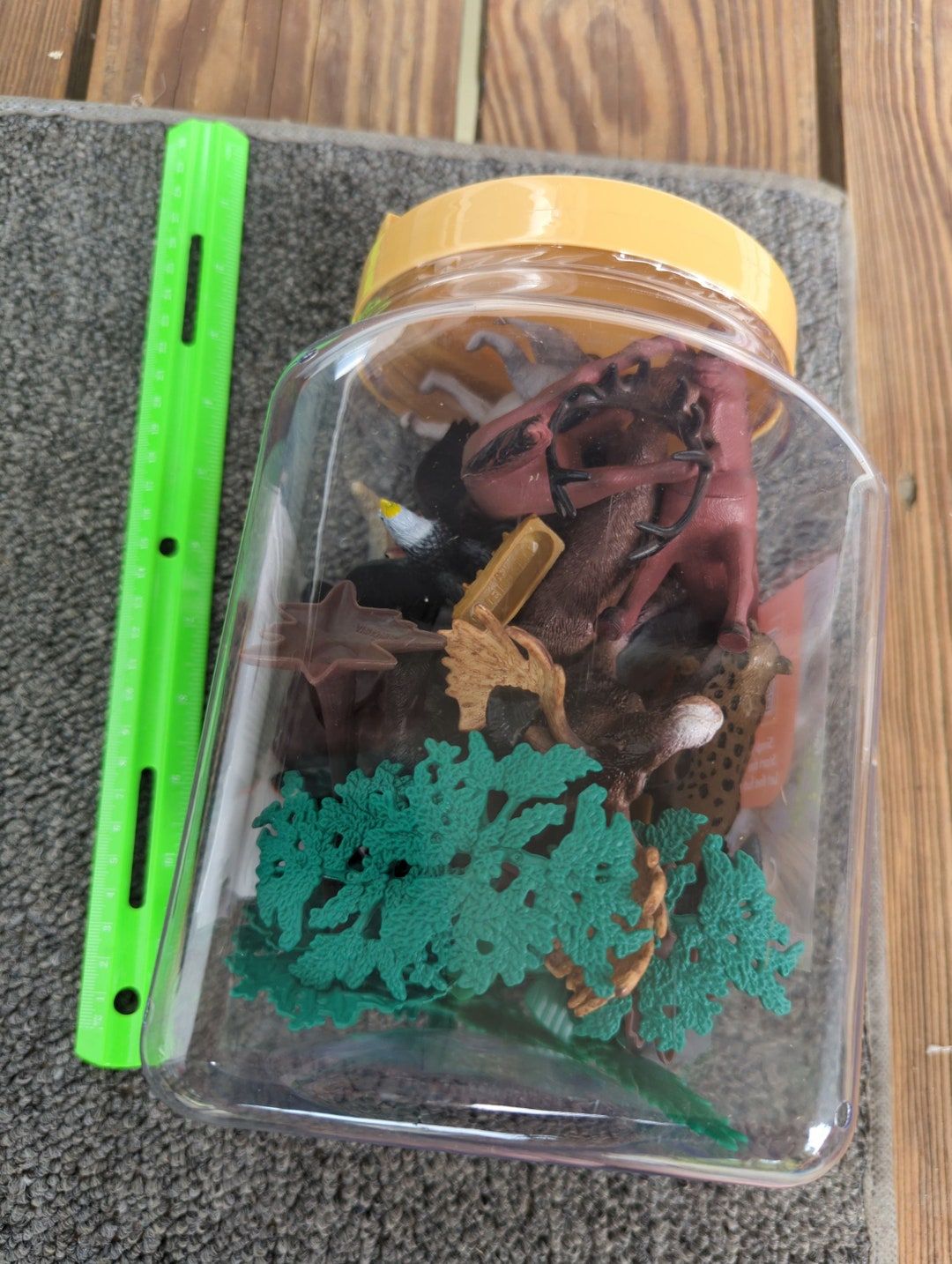 Jurassic Wild World Dinosaur Tub. 22 Pieces of Dinosaurs With Scenery ...