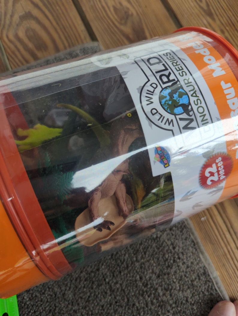 Jurassic Wild World Dinosaur Tub. 22 Pieces of Dinosaurs With Scenery ...