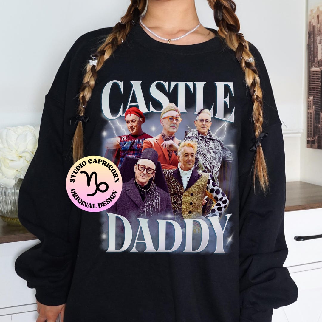 Alan Cumming Castle Daddy Graphic Tee, the Traitors Merch, 90s TV Meme ...