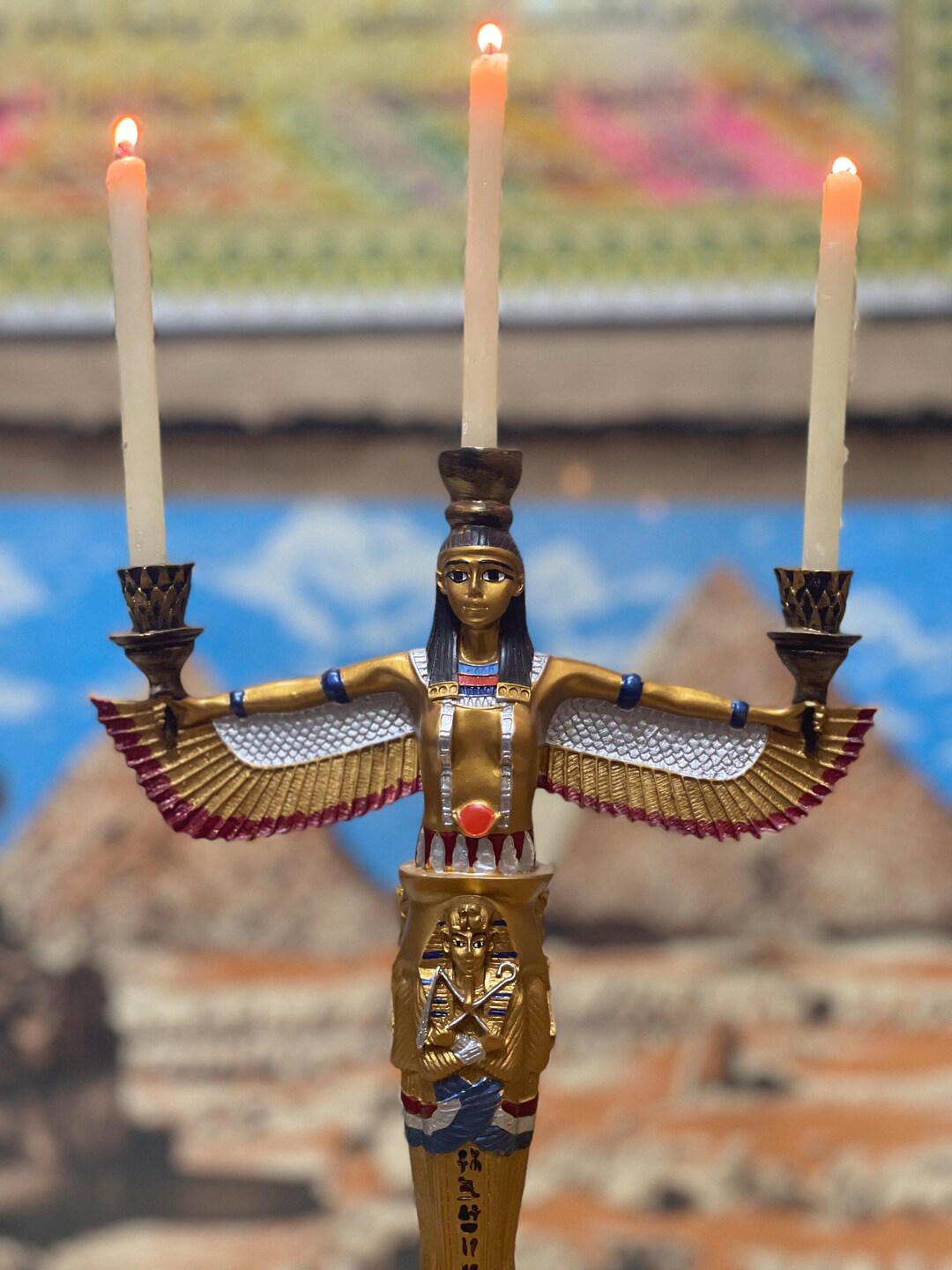 Estatua de la antigua diosa egipcia isis pintada a mano. estatuas ...