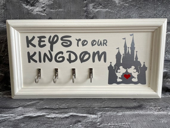 Hooks & Fixtures Storage & Organization Disney Whitewash Pallet Home ...