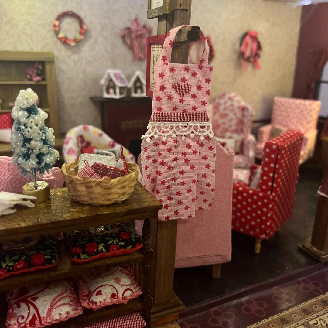 Miniature Valentine’s Kitchen Apron (le Tablier), 1:12 Scale, Chelsea ...