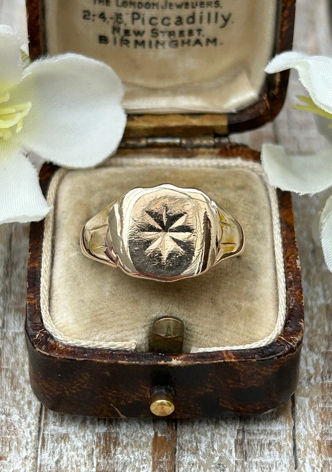 Vintage Starburst Shield Signet Ring 9 Carat Yellow Gold 1968. Chunky Solid Heavy Gold Star ...