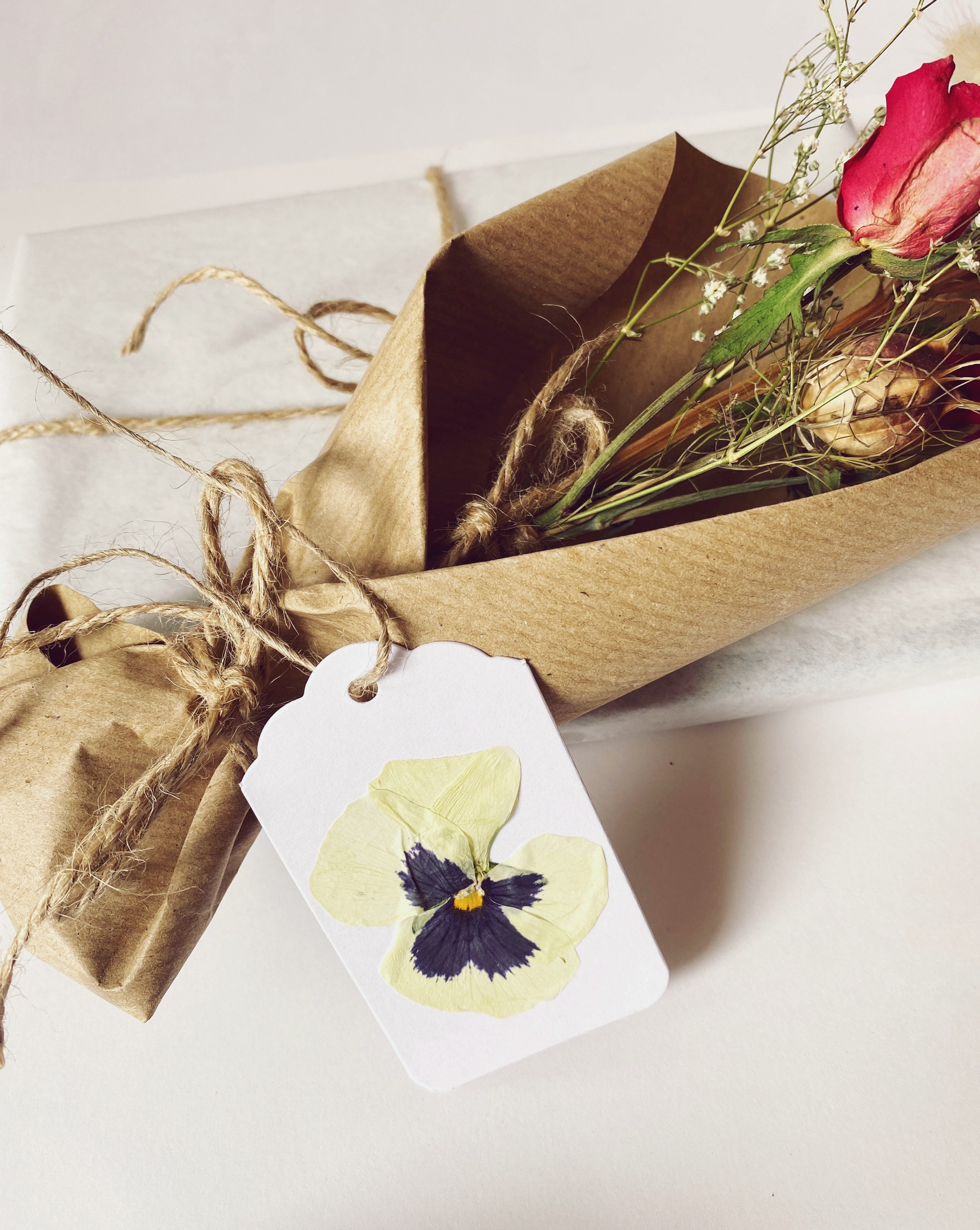 Pressed Flower Gift Tags, Wedding Favour, Botanical Stationary, Pack of ...