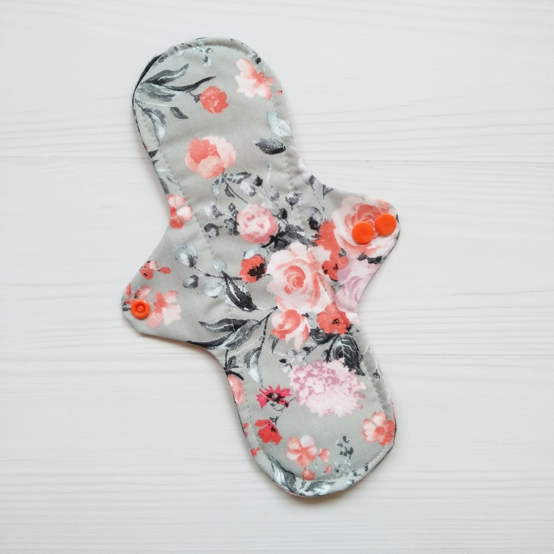 Menstruations Stoffbinden mit Blumen. Wiederverwendbare Pads aus ...