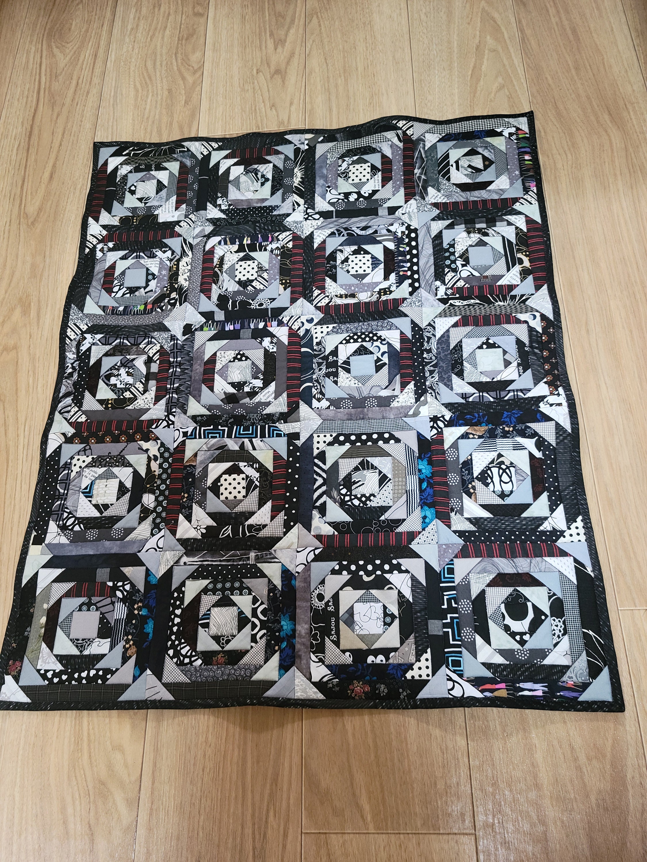 A Monotone Pineapple Quilt Using Many Kinds of Fabrics. - Etsy