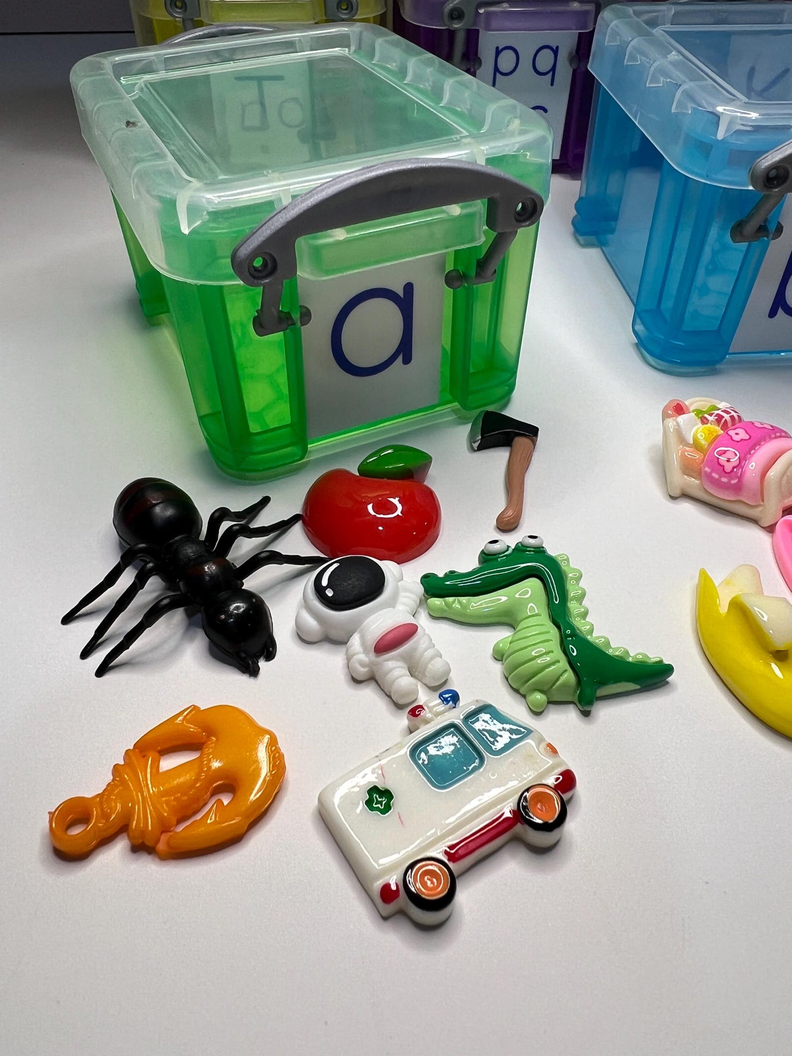 Alphabet Learning Kit: 7 Objects per Letter - Beginning Sounds, Mini ...