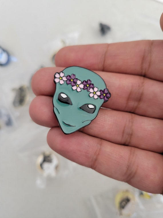 Alien Enamel Pin | Etsy