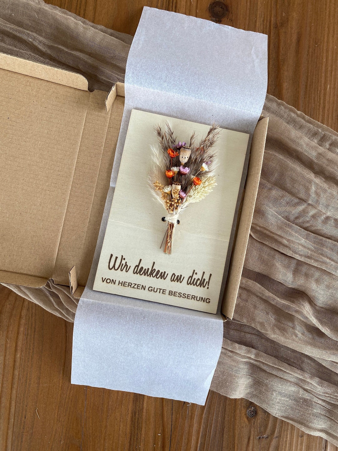 Holzkarte mit Gravur - Wir denken an dich! Von Herzen gute Besserung ...