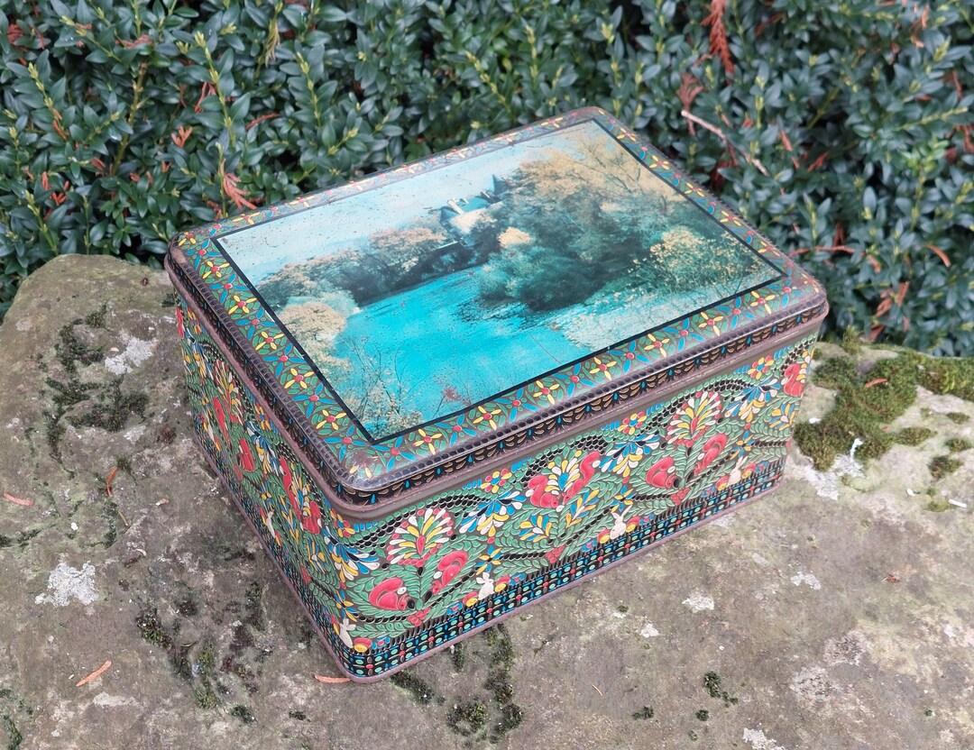 Old Biscuit Box in Lithographed Sheet Metal / Embossed Metal / METALCO ...