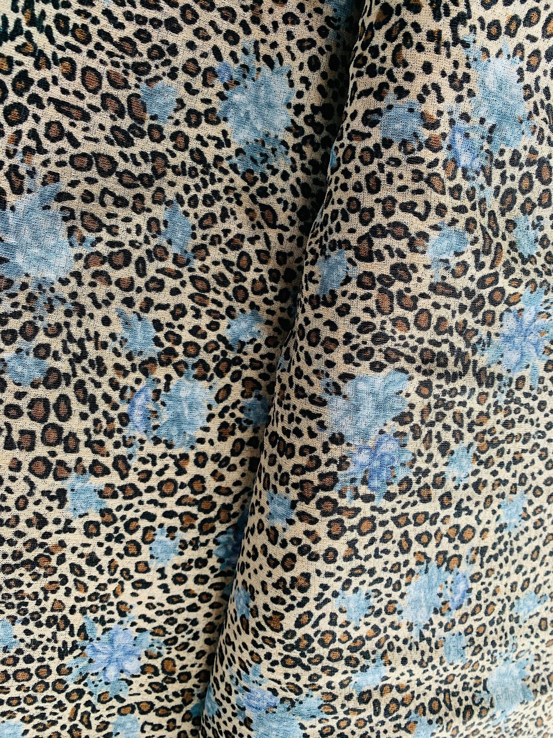 Leo Tiger Stoff, elastischer Stoff, beige braun hellblau gemustert ...