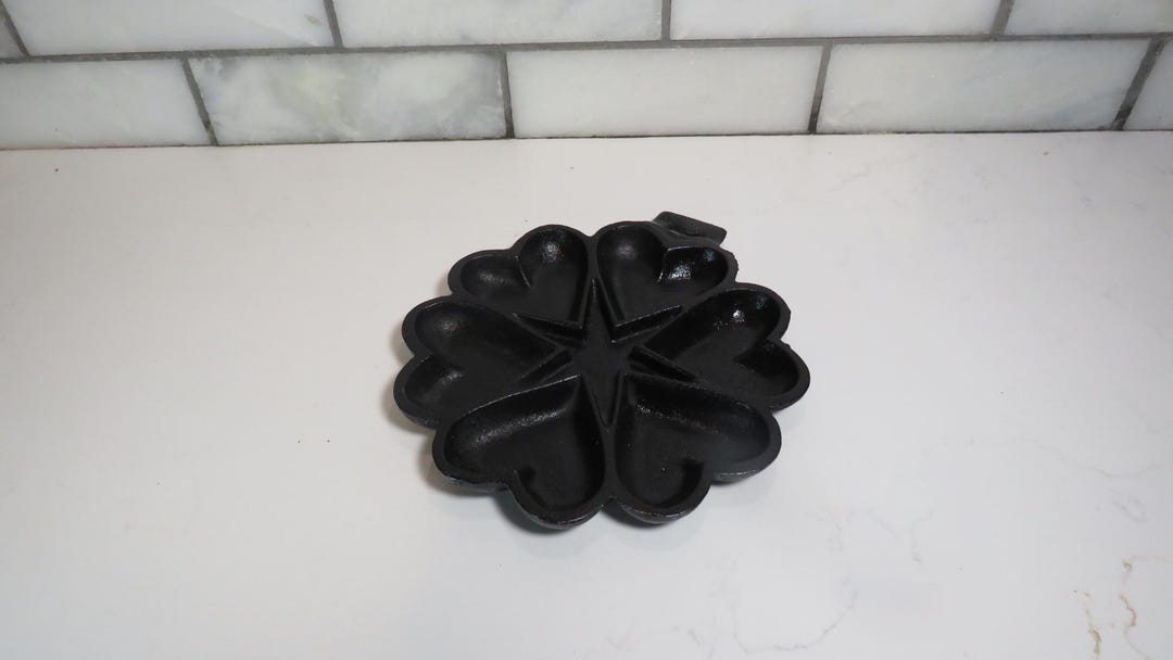Vintage - Cast Iron Hearts and Star Bread / Cornbread Mold - L - Trivet ...