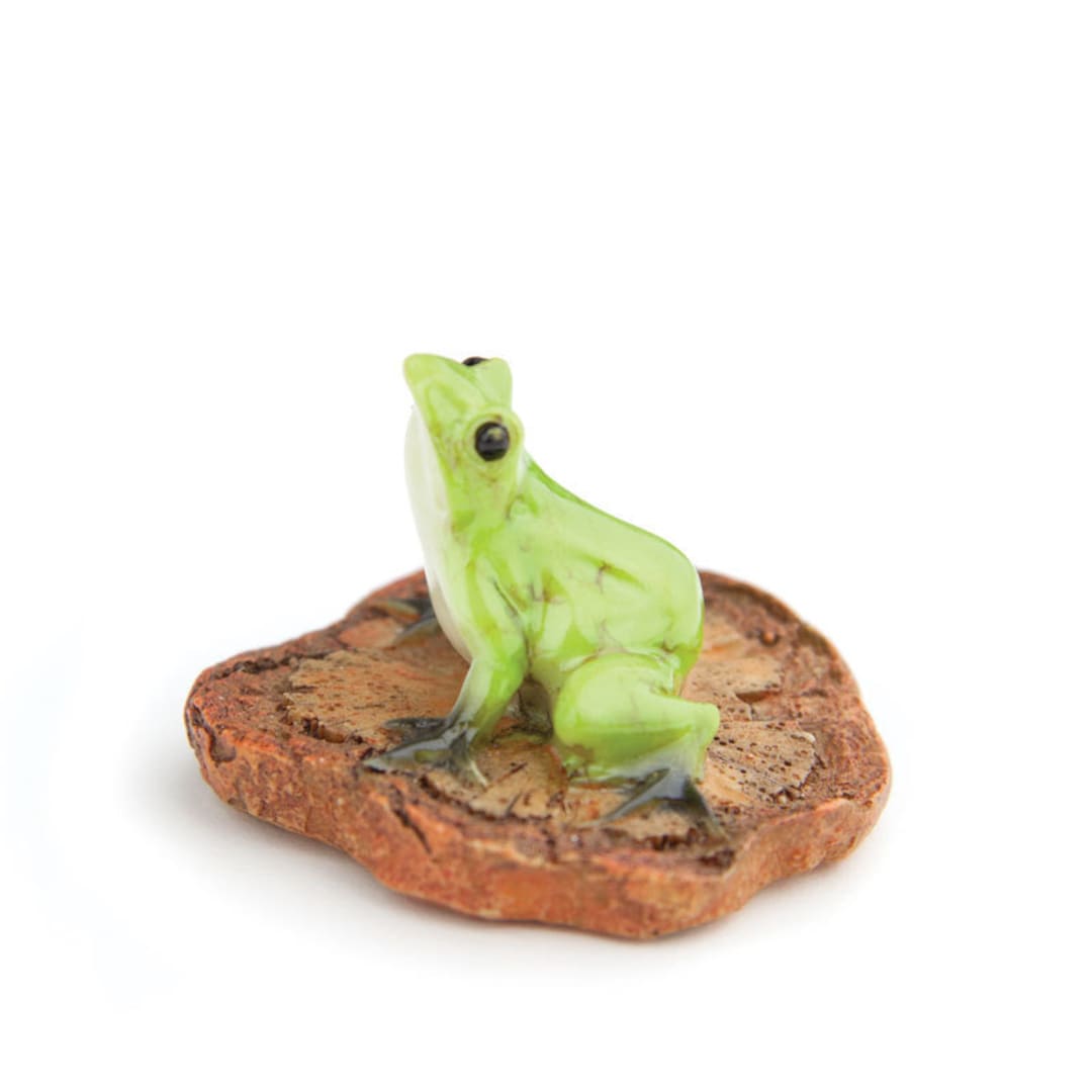 Frog on Wood Chip, Mini Frog, Fairy Garden Frog - Etsy