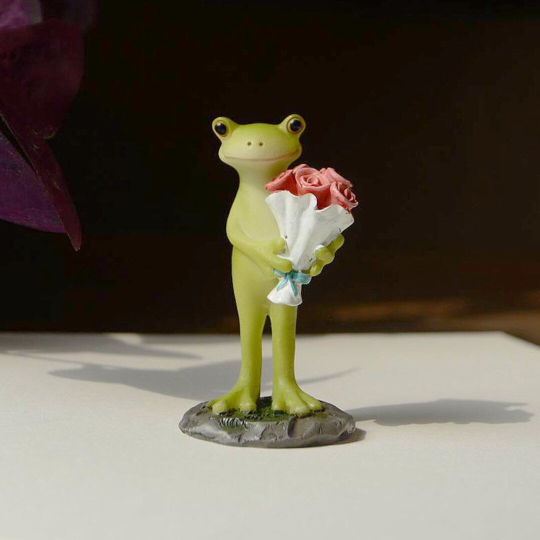 Cute Frog Holding Rose Bouquet, Mini Frog With Flowers, Mini Flower ...