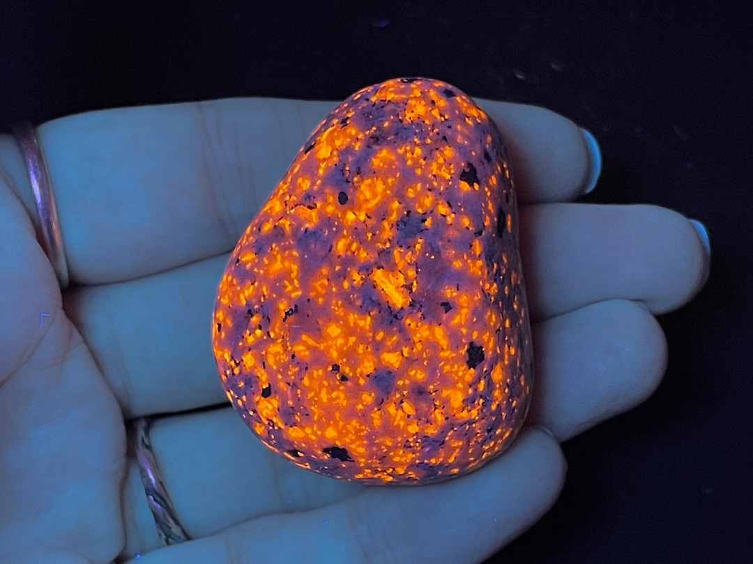 Michigan Yooper Rock | 1.6 Oz | All Natural | UV Fluorescent Sodalite ...