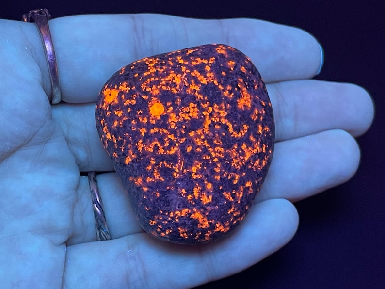 Michigan Yooper Stone | 1.7 Oz | All Natural | UV Fluorescent Sodalite ...