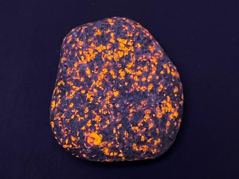 Michigan Yooper Stone | 1.7 Oz | All Natural | UV Fluorescent Sodalite ...