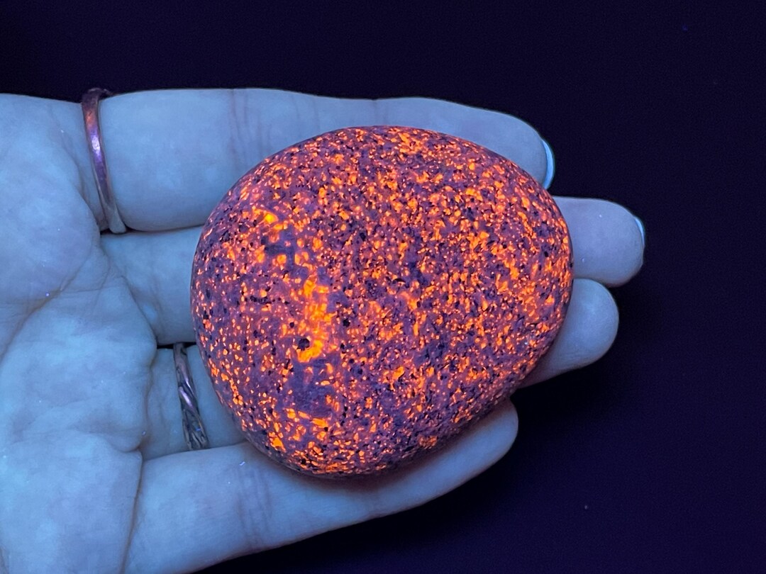 Superior Yooper Stone | 2.6 Oz | All Natural | UV Fluorescent Sodalite ...