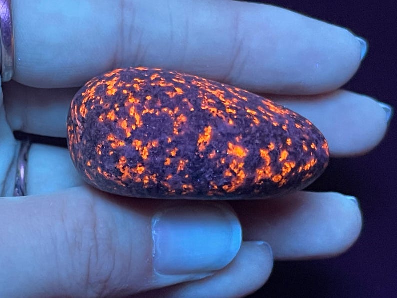 Michigan Yooper Stone | 1.7 Oz | All Natural | UV Fluorescent Sodalite ...