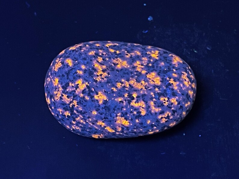 Michigan Yooper Rock | 2.4 Oz | All Natural | UV Fluorescent Sodalite ...