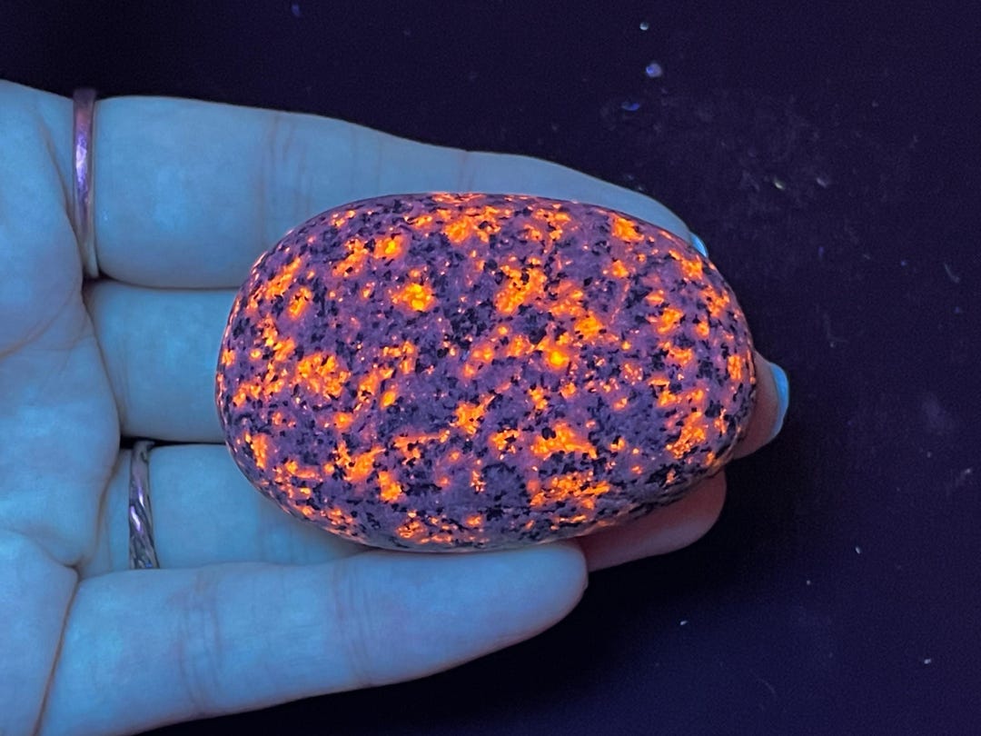 Michigan Yooper Rock | 2.4 Oz | All Natural | UV Fluorescent Sodalite ...