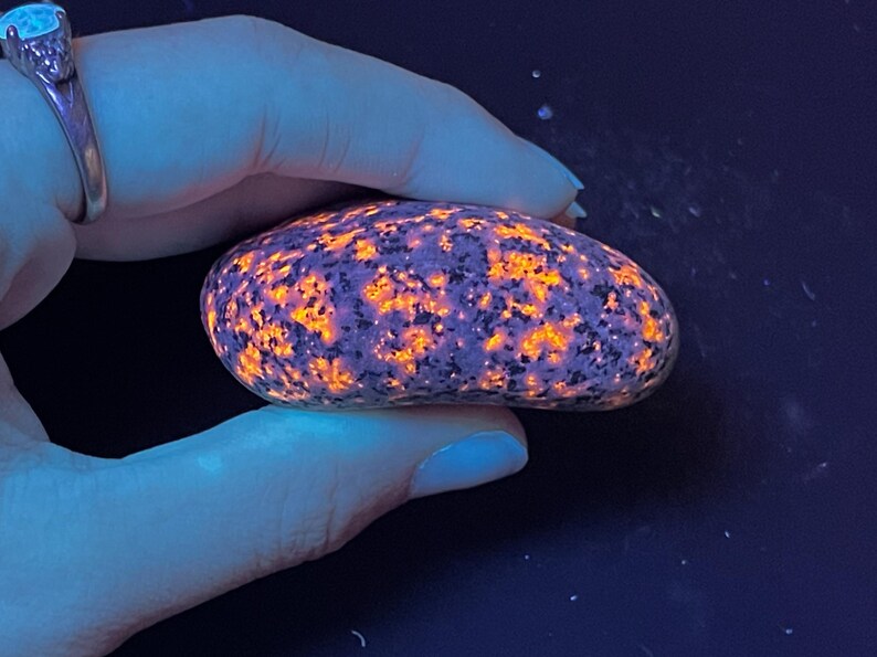 Michigan Yooper Rock | 2.4 Oz | All Natural | UV Fluorescent Sodalite ...