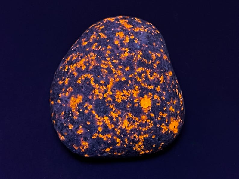 Michigan Yooper Stone | 1.7 Oz | All Natural | UV Fluorescent Sodalite ...