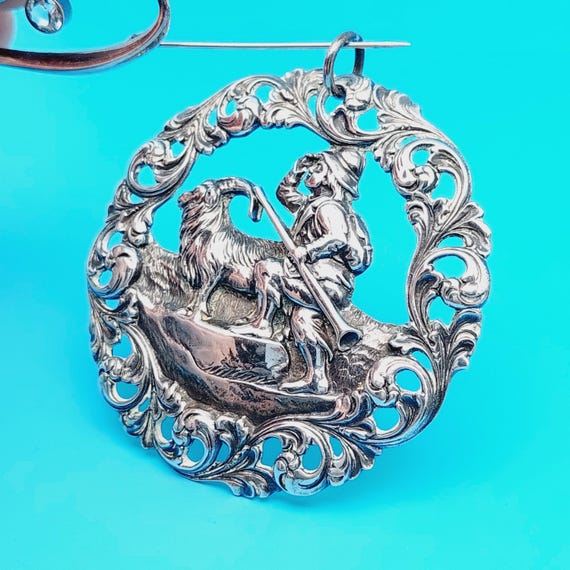 Antique silver pendant made of 830 silver with hunter… - Gem