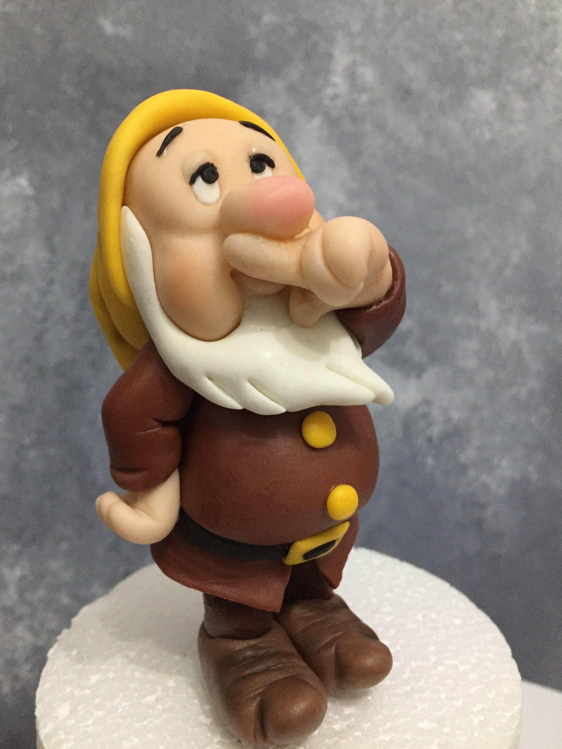 Seven Dwarf Sneezy Fondant Cake/cry Dwarfs ,/baby Shower /cartoons ...