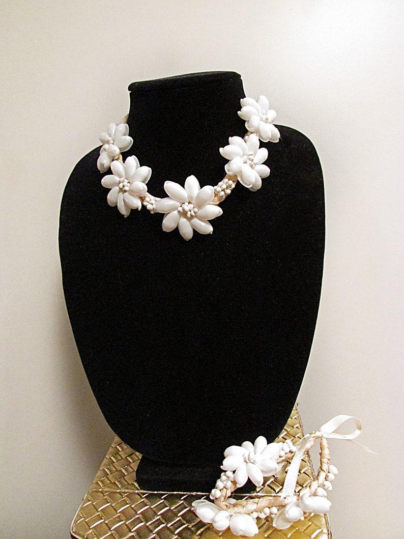 Beige or White Flower Sigay/cowrie Shell With 6mm Mongo Shell Clusters ...