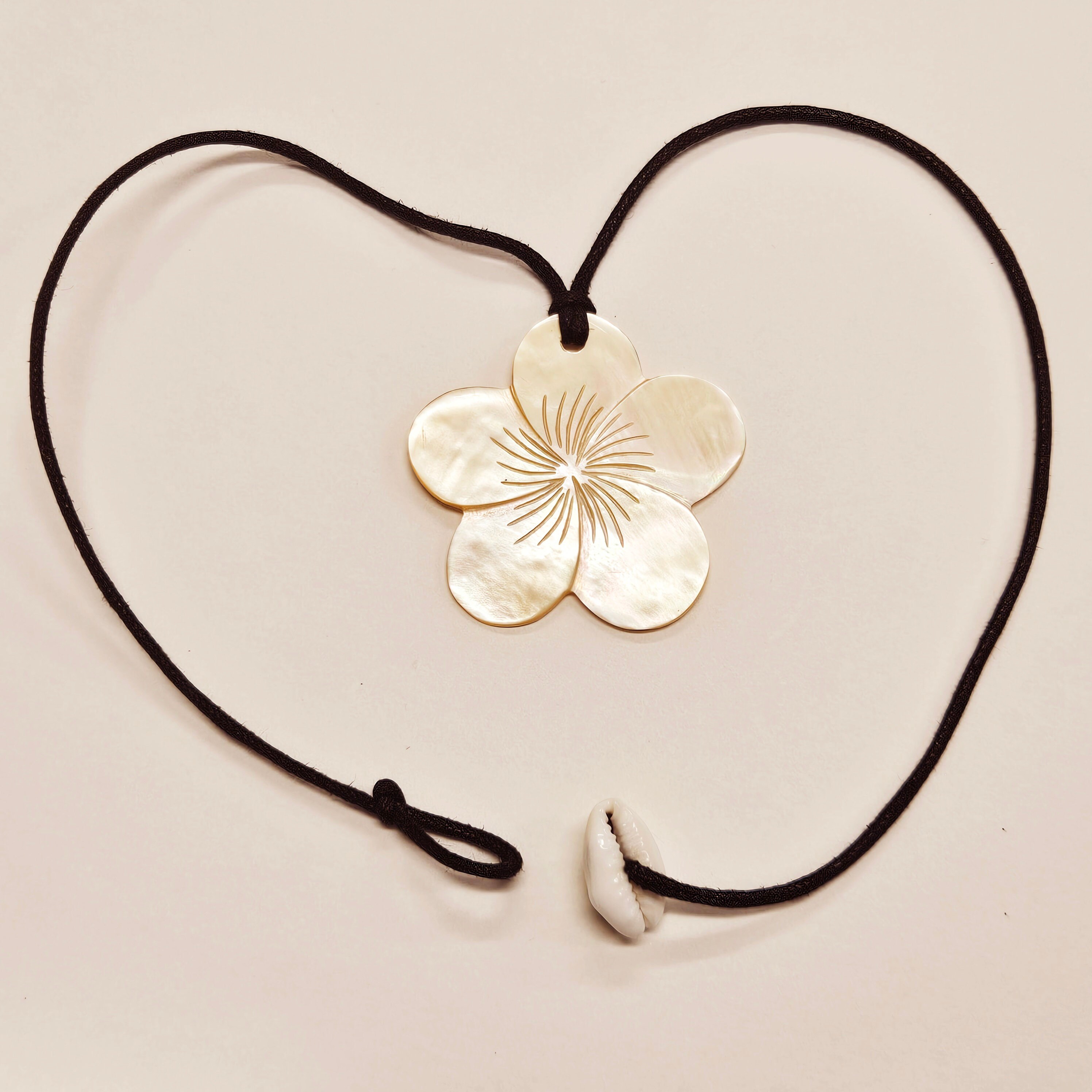 Pearl Shell Flower 18 Necklace with Shell Latch