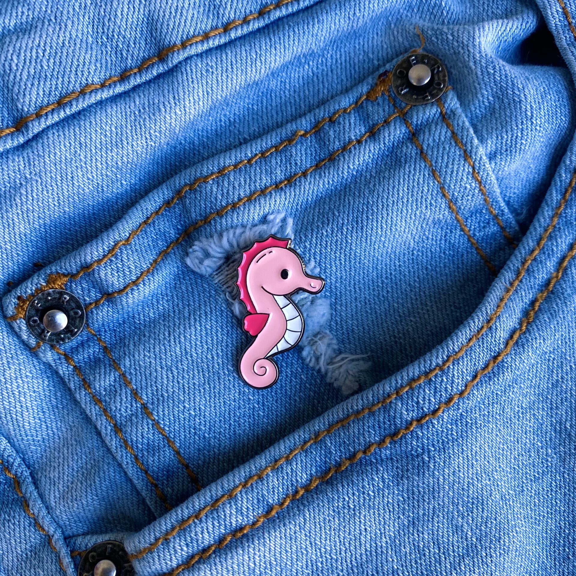 Sea Horse Enamel Pins Cute Marine Animal Pins Seahorse Badge Cartoon ...