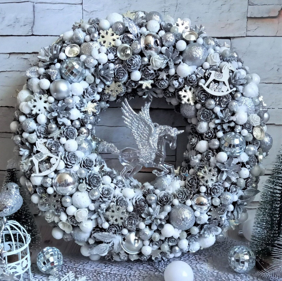 White and Silver Christmas Wreath, Pegasus Pine Cones Winter Wreath for ...