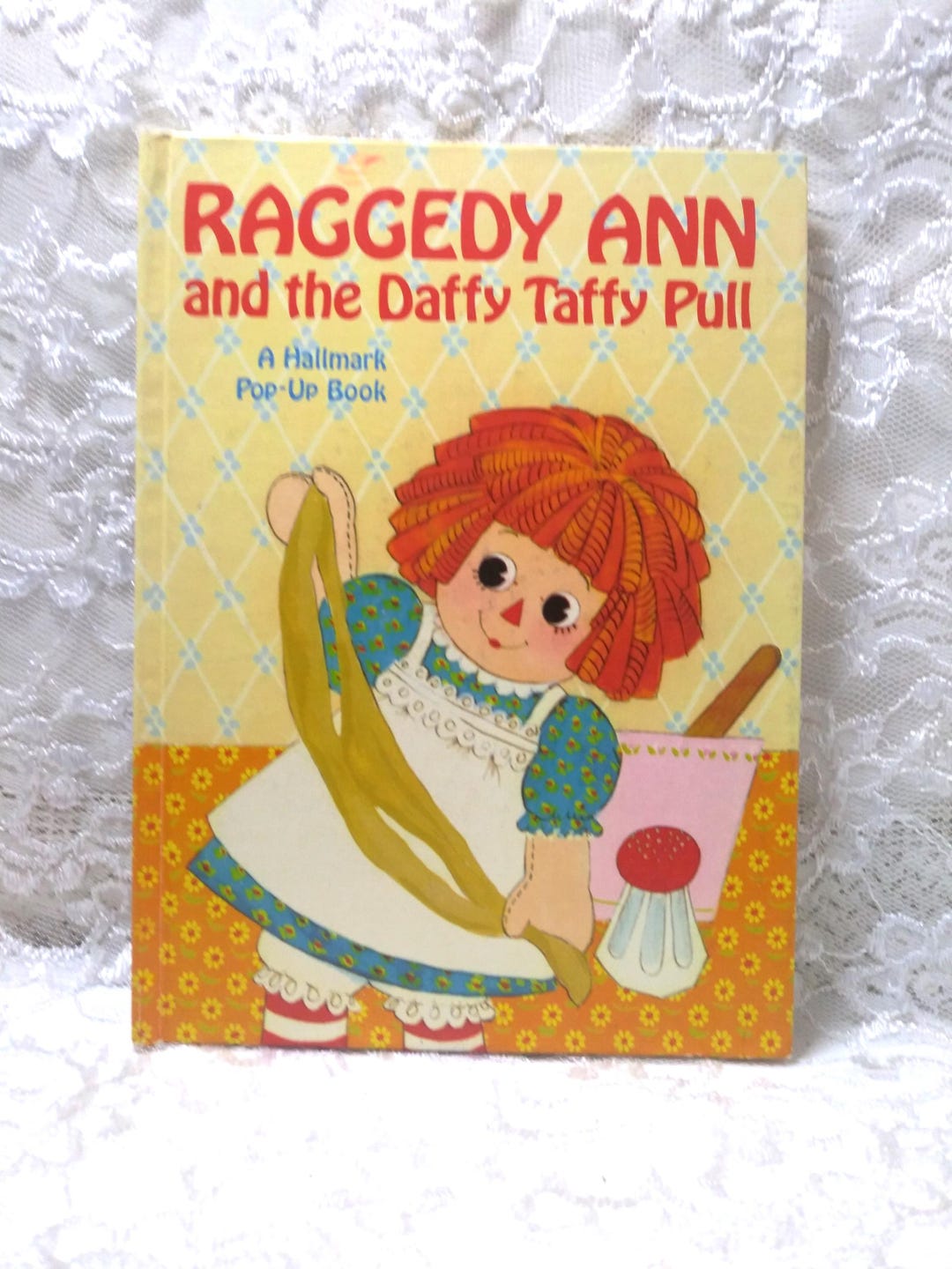 Raggedy Ann and the Daffy Taffy Pull ~ Hallmark ~ 1972 ~ Pop-up Book ...