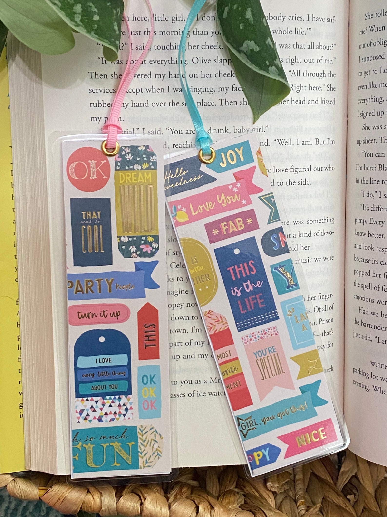 Metallic laminated bookmarks with metal eyelet and ribbon - Etsy Italia