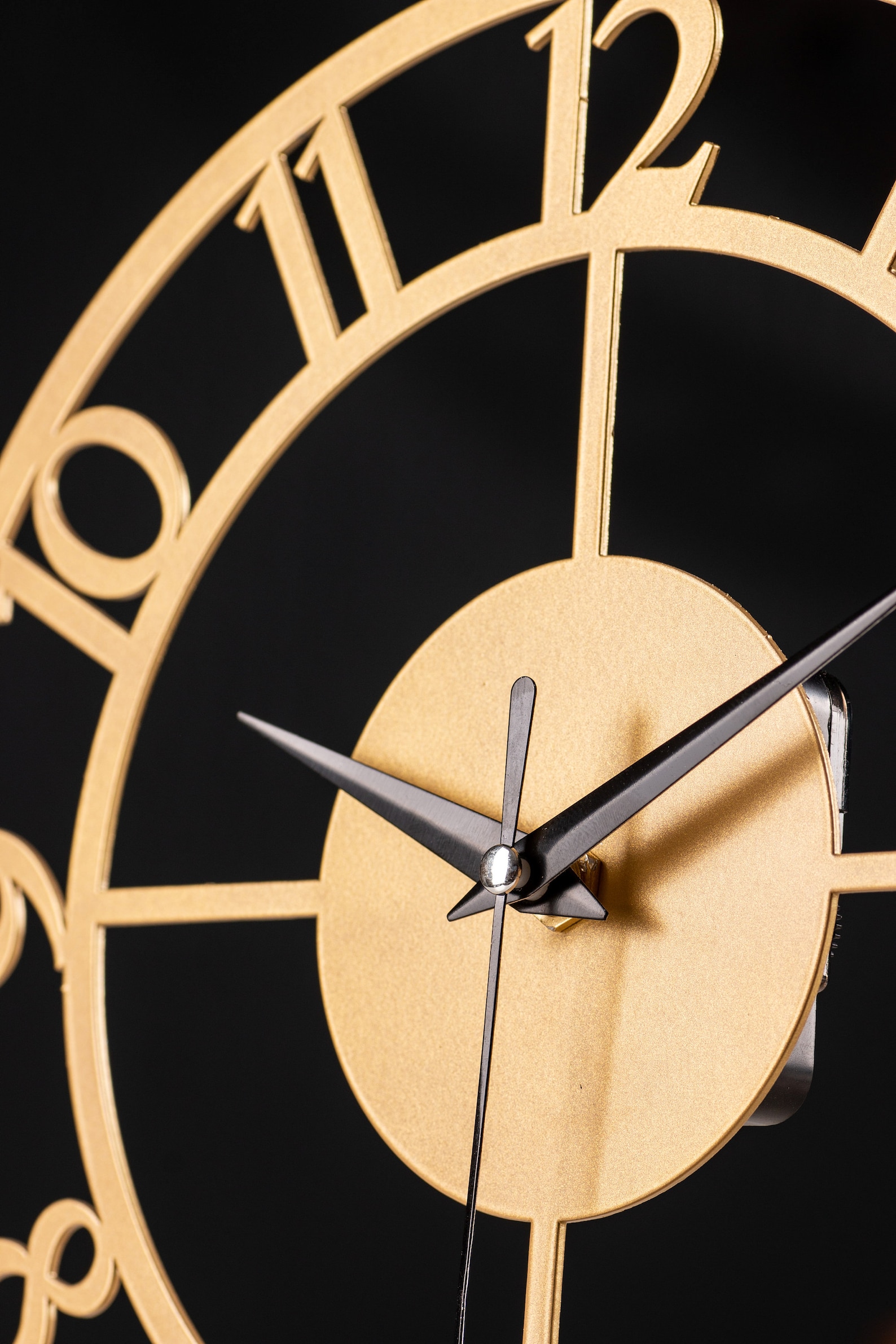 Gold Tabletop Classic Metal Slient Clock, Diameter 9.8 Inches/25 Cm ...