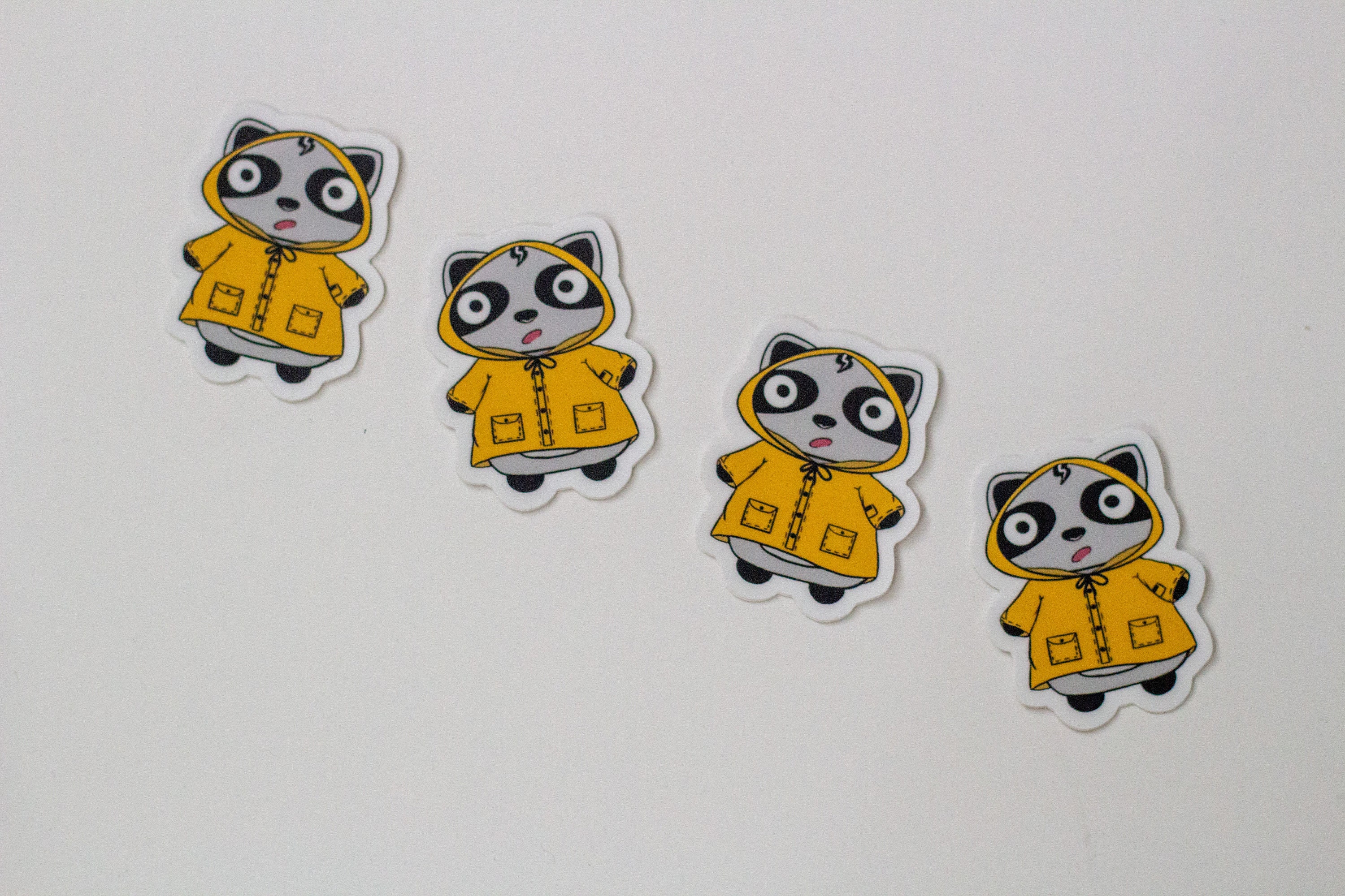 Lindo mapache en la etiqueta engomada del impermeable / etiqueta ...