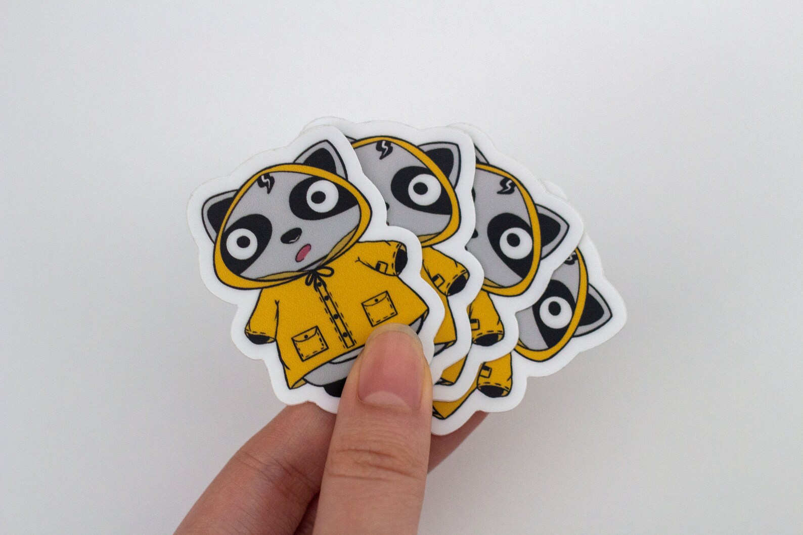 Lindo mapache en la etiqueta engomada del impermeable / etiqueta ...