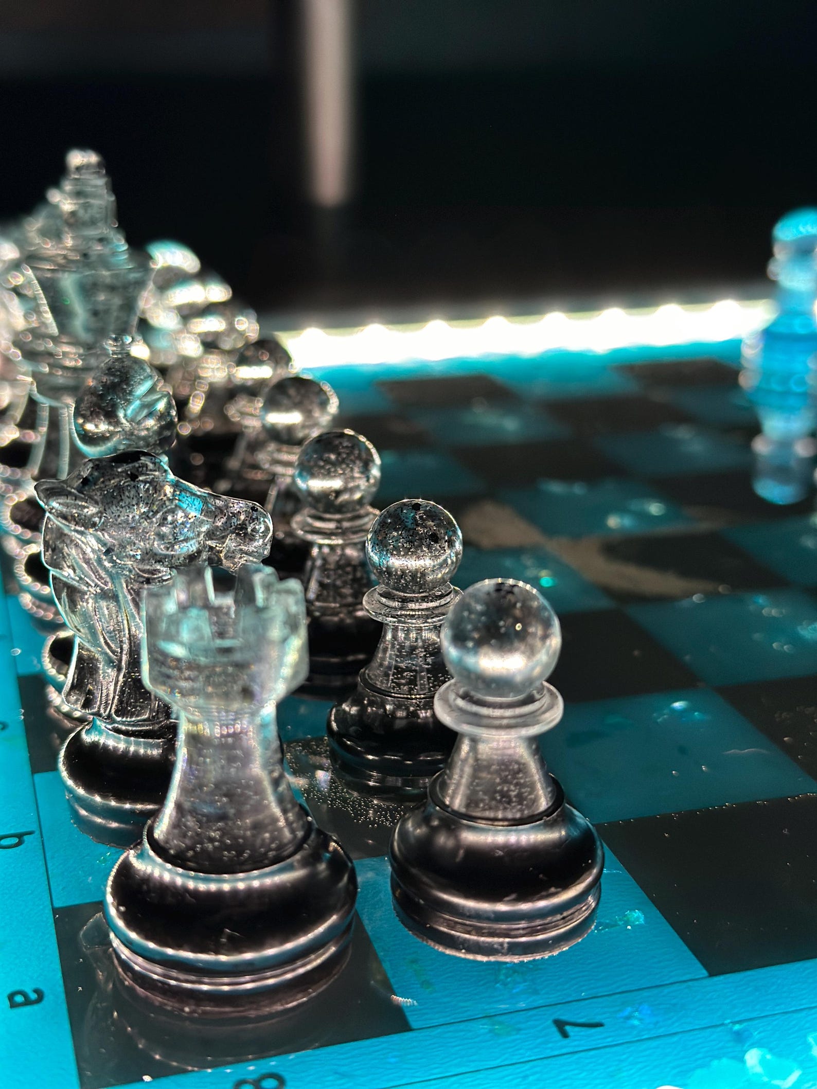 Epoxy Chess Set With LED Backlight, Epoxy Resin Chess Pieces With Chess ...