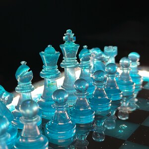 Epoxy Chess Set With LED Backlight, Epoxy Resin Chess Pieces With Chess ...