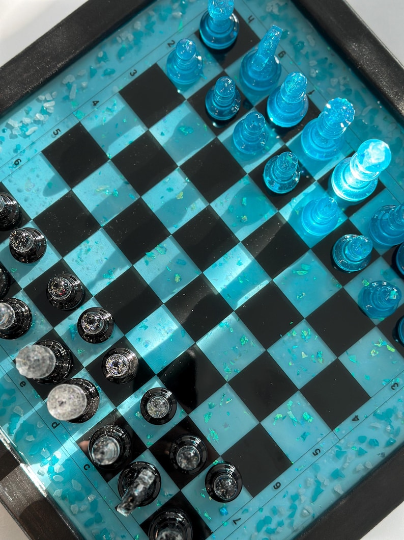 Epoxy Chess Set With LED Backlight, Epoxy Resin Chess Pieces With Chess ...