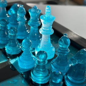 Epoxy Chess Set With LED Backlight, Epoxy Resin Chess Pieces With Chess ...