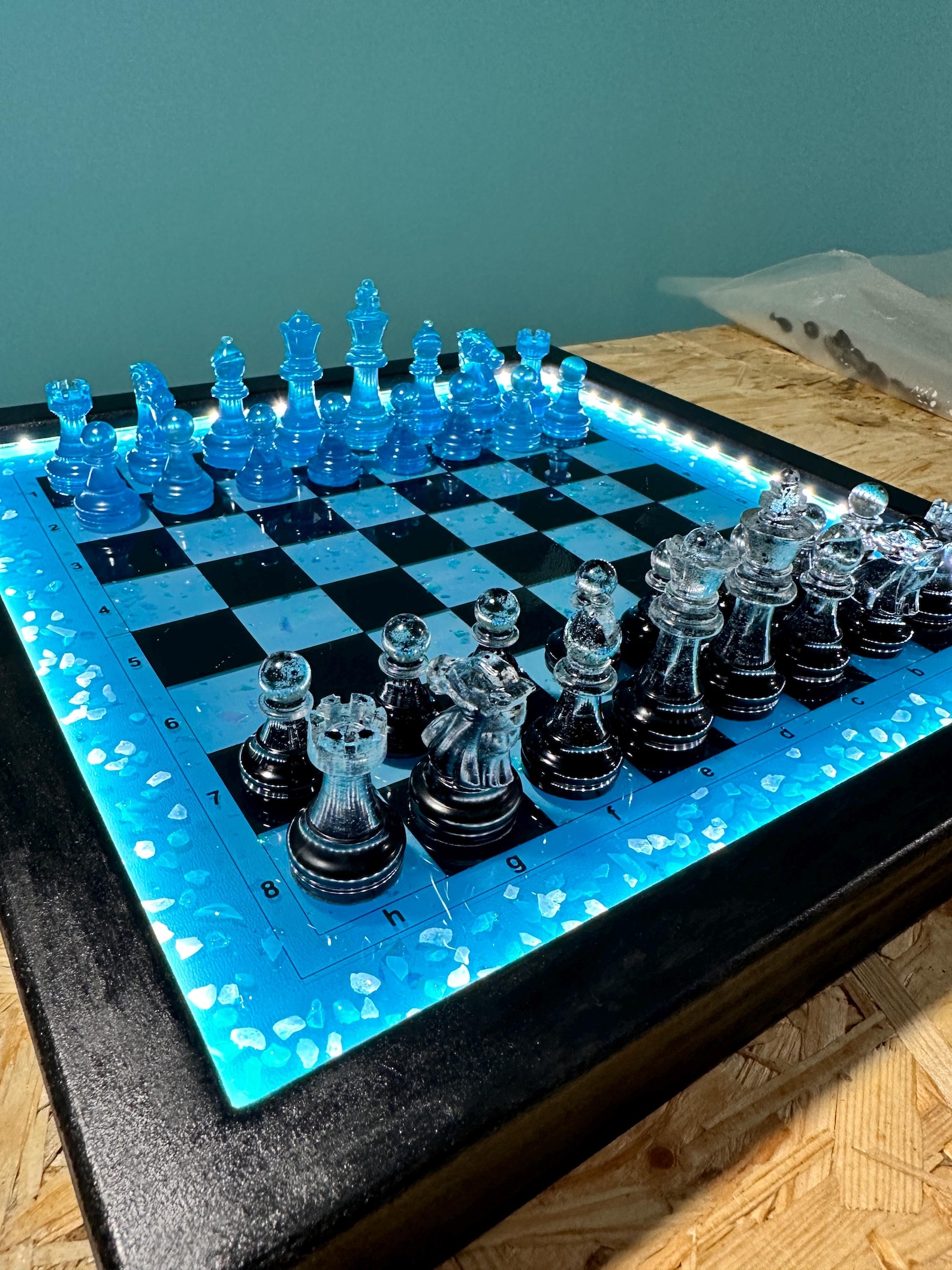 Epoxy Chess Set With LED Backlight, Epoxy Resin Chess Pieces With Chess ...