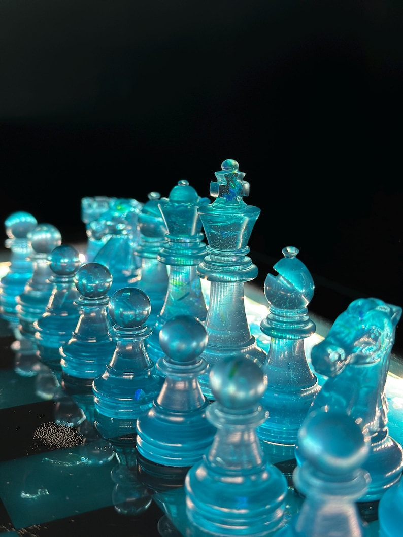 Epoxy Chess Set With LED Backlight, Epoxy Resin Chess Pieces With Chess ...