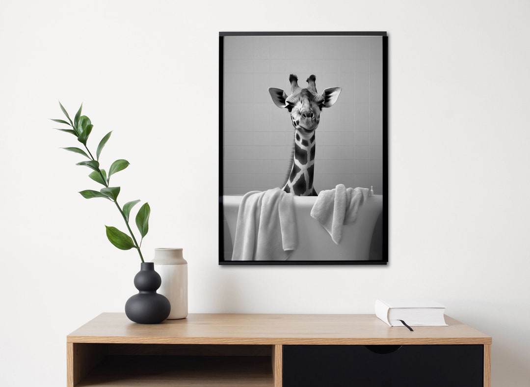 Giraffe im Bad Poster | Gerahmter Druck | Giraffe | Wall art decor ...